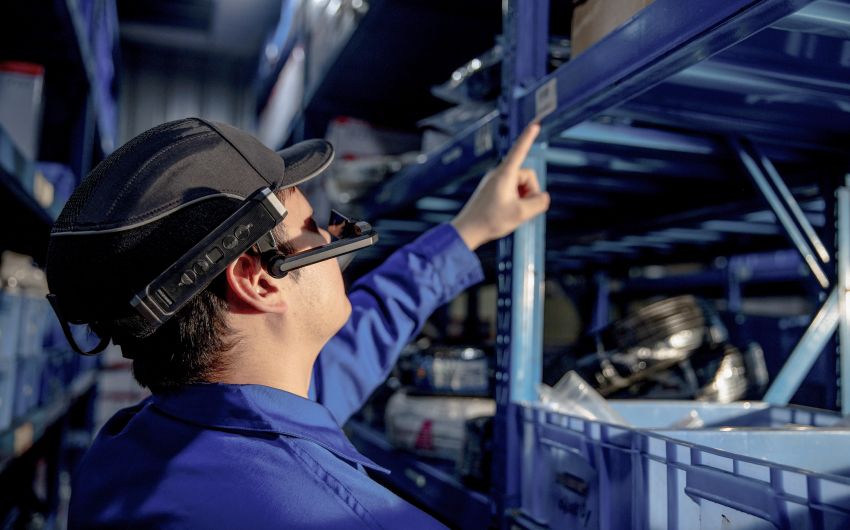 HMD-M200 for vision picking application through the warehouse ...